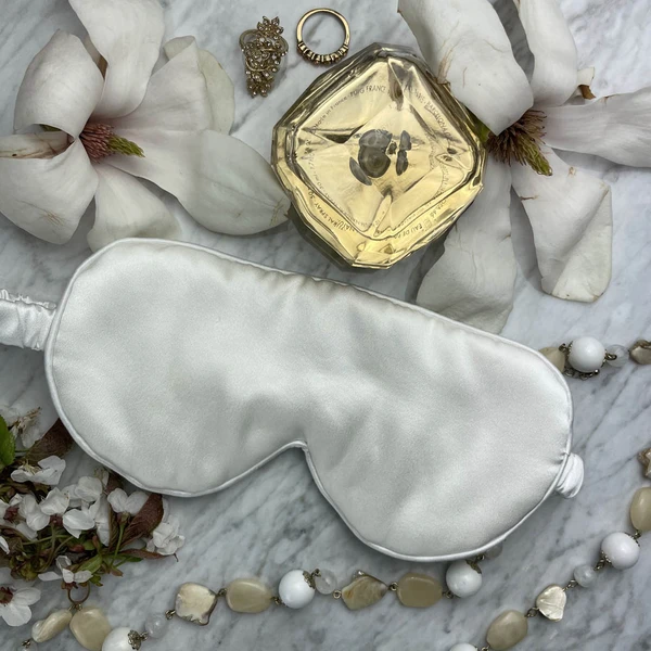 The Benefits of Silk Eye Masks – DREAMSILK
